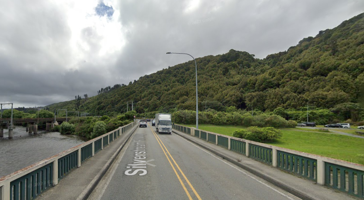 Youths that robbed the Akatarawa Dairy, crash at Silverstream Bridge ...